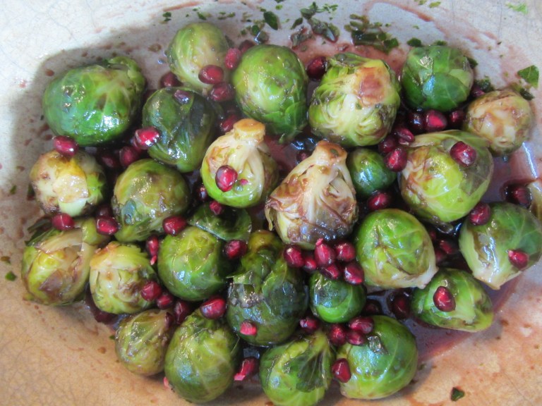 Rosenkål bakt med druemelasse og granateplefrø – veganine