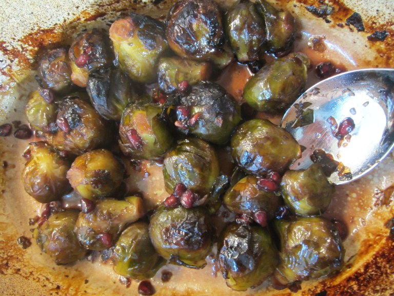 Rosenkål bakt med druemelasse og granateplefrø – veganine